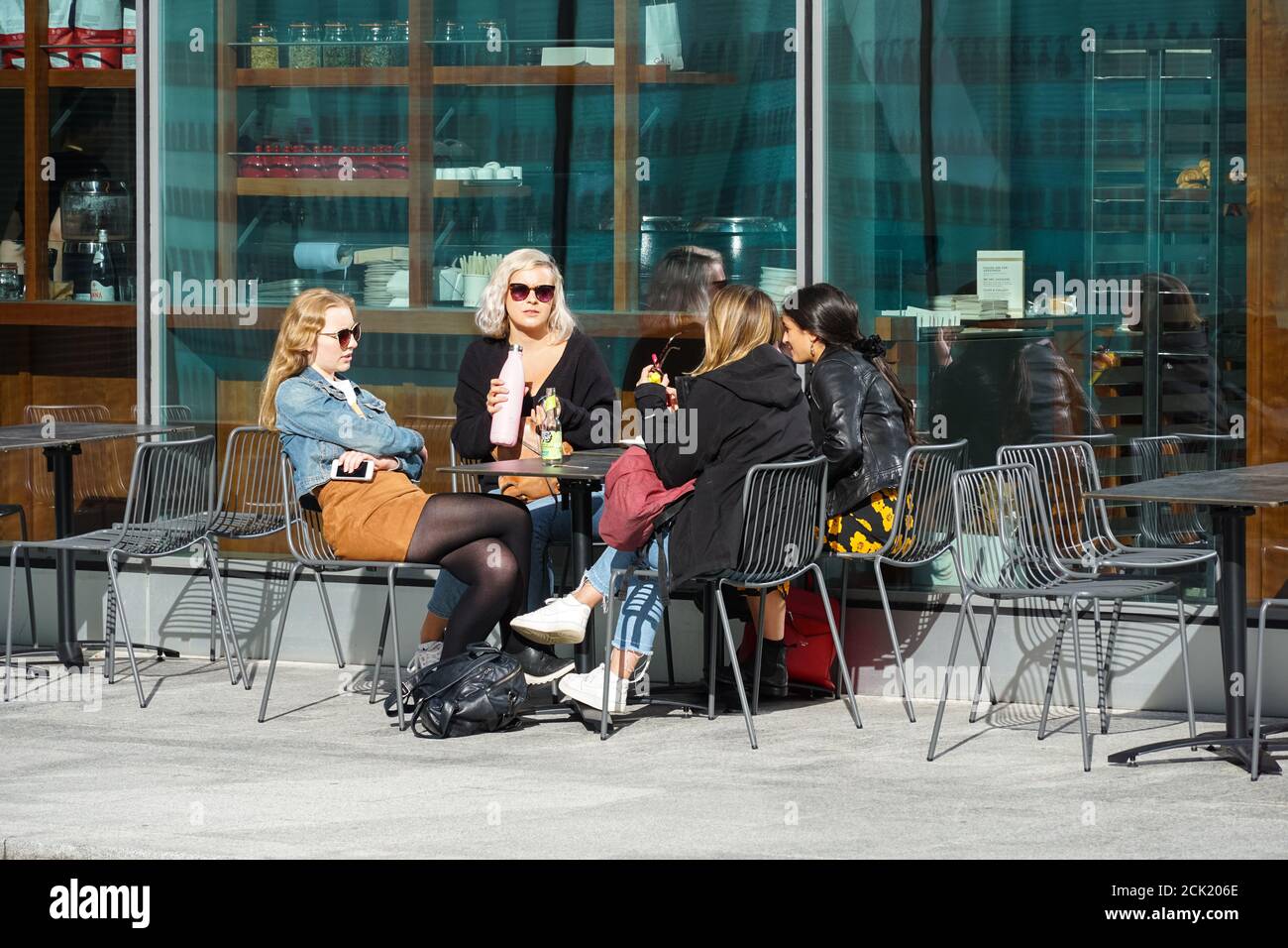 Women outside cafe hi-res stock photography and images - Alamy