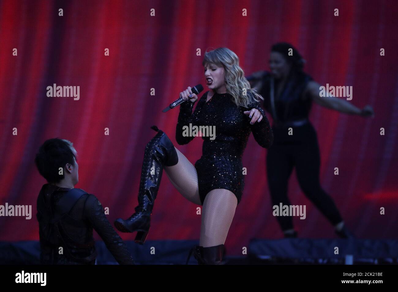 Taylor swift reputation stadium tour hi-res stock photography and ...