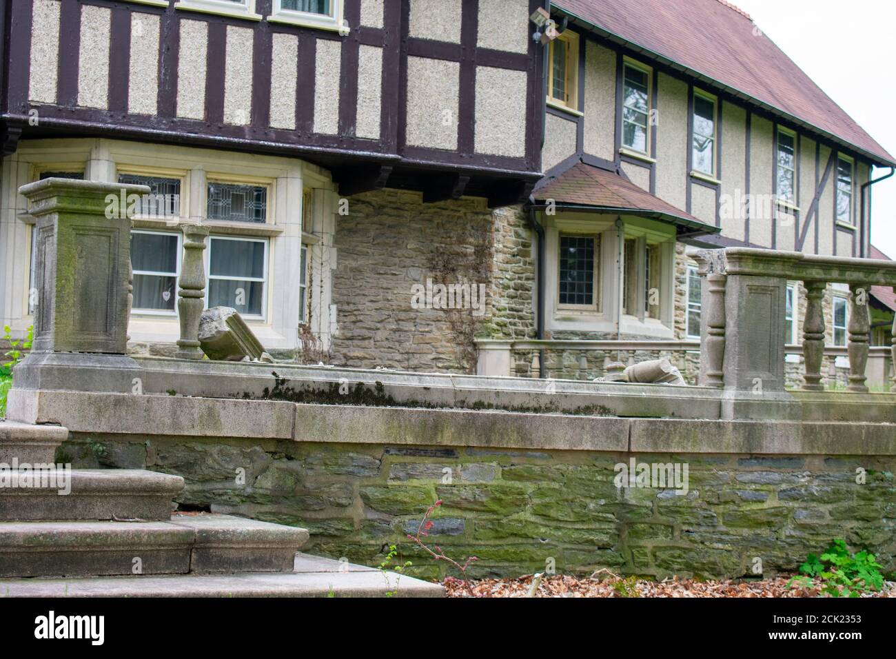 Old broken building piece hi-res stock photography and images - Alamy