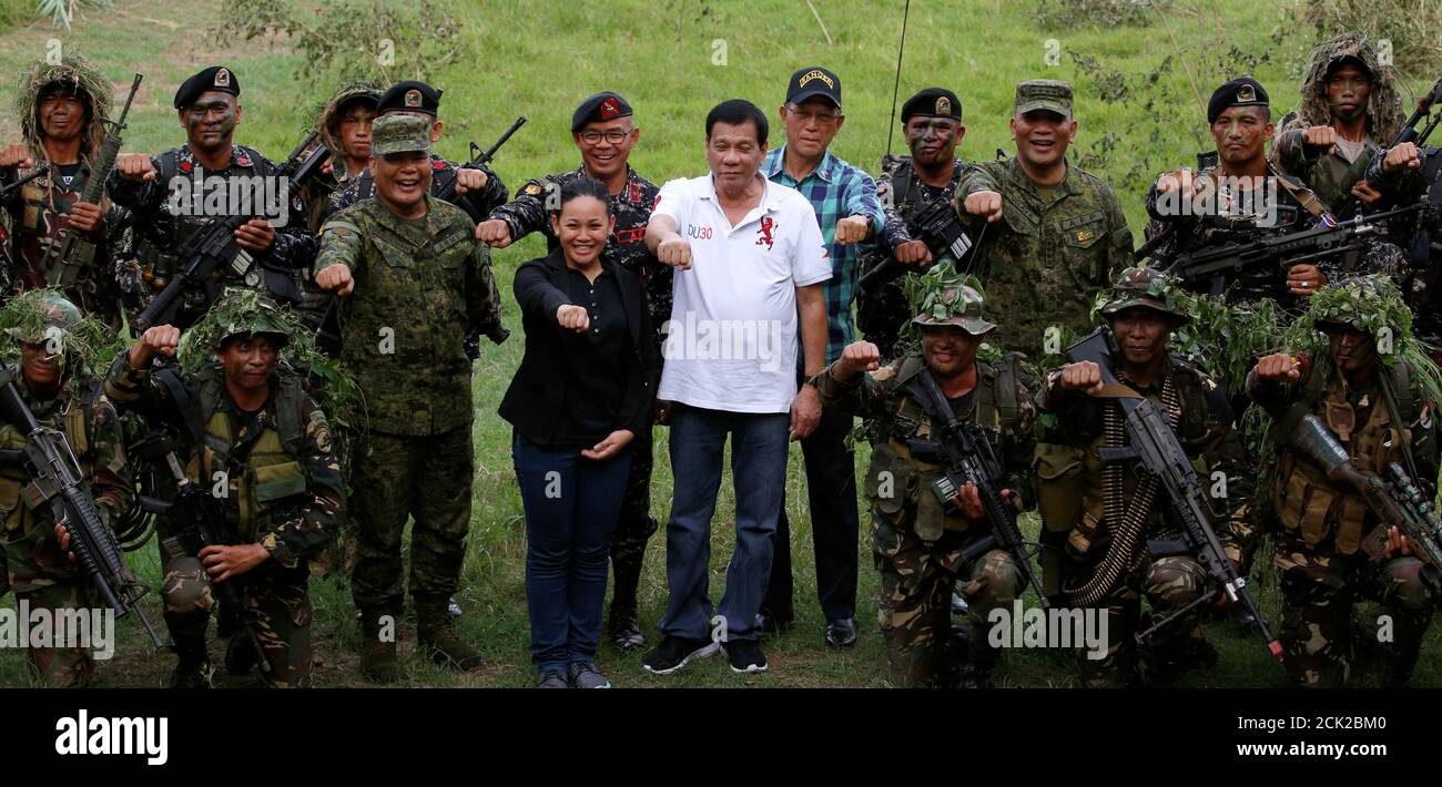 Fist bump soldier hi-res stock photography and images - Alamy
