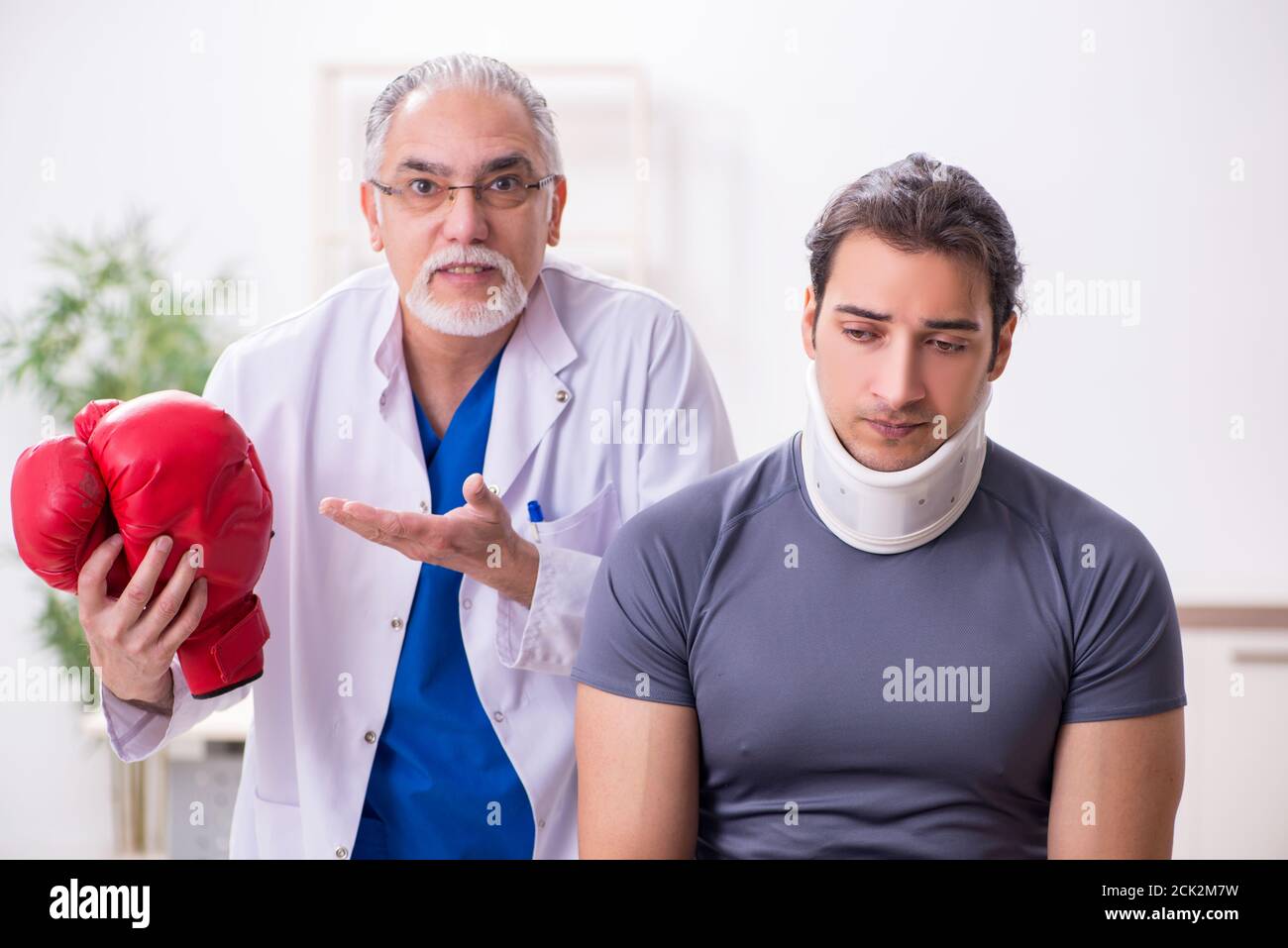 Young injured boxer visiting doctor traumatologist Stock Photo - Alamy