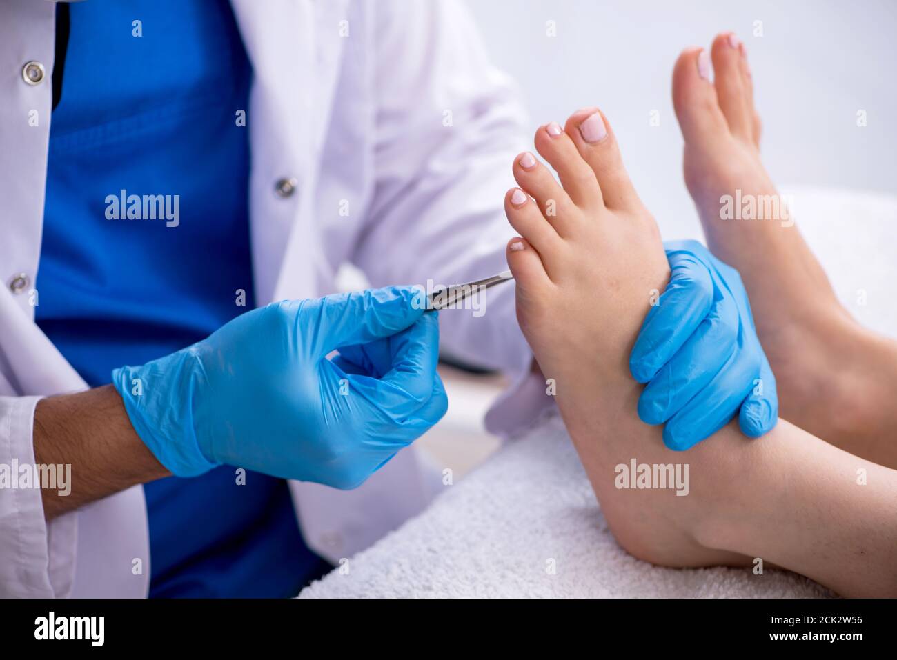 Podiatrist treating feet during the procedure Stock Photo - Alamy