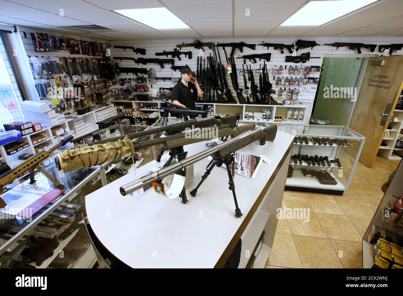 Sniper rifles hi-res stock photography and images - Alamy