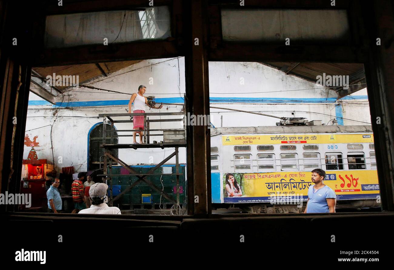 Kolkata calcutta transport system hi-res stock photography and images ...