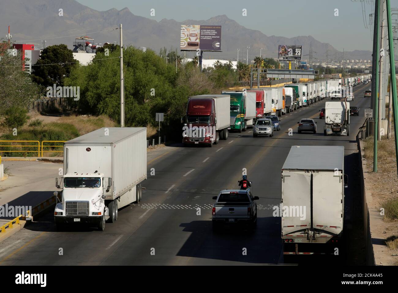 Mexico border crossing trucks hi-res stock photography and images - Alamy