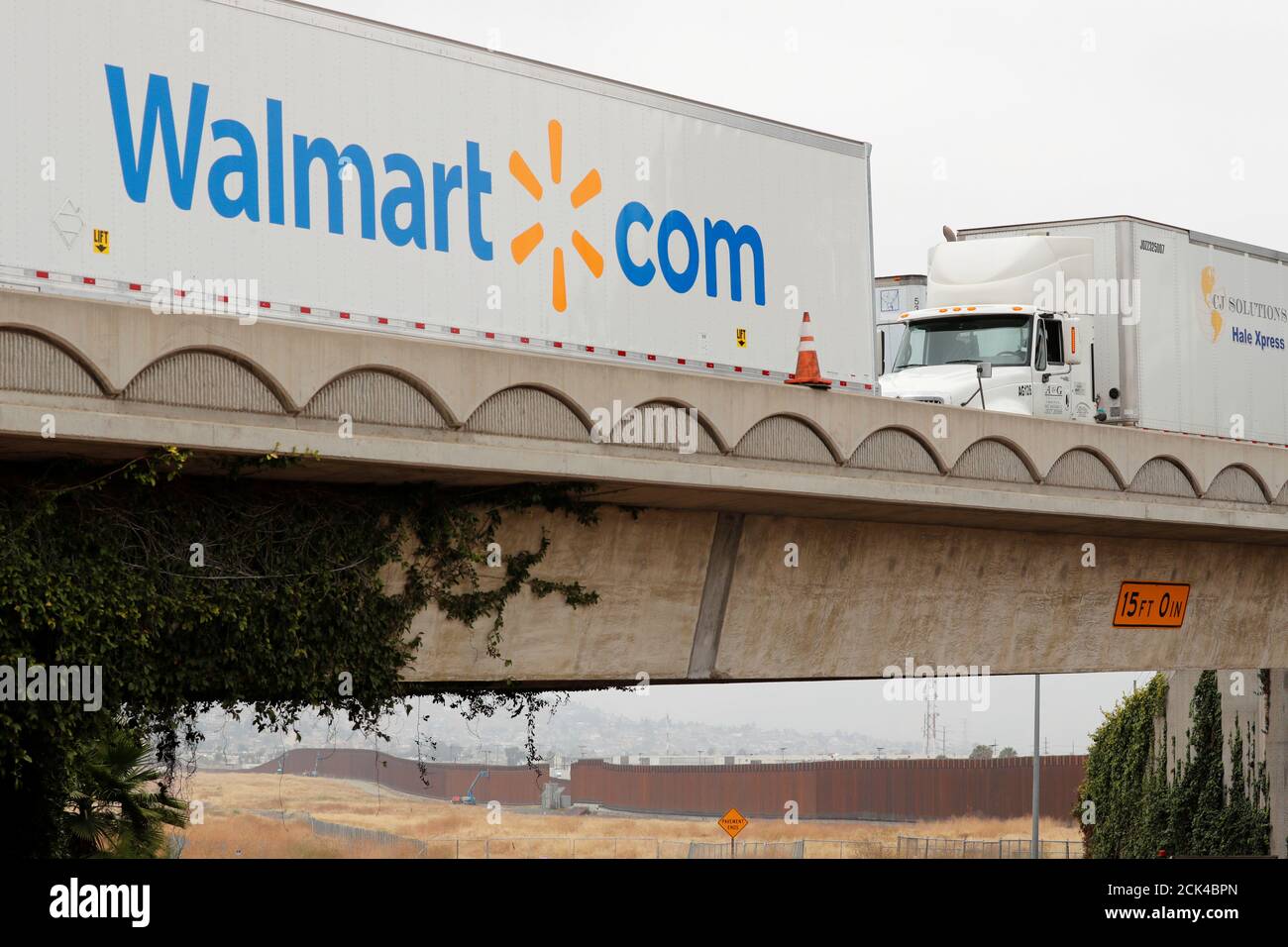 Mexico border crossing trucks hi-res stock photography and images - Alamy