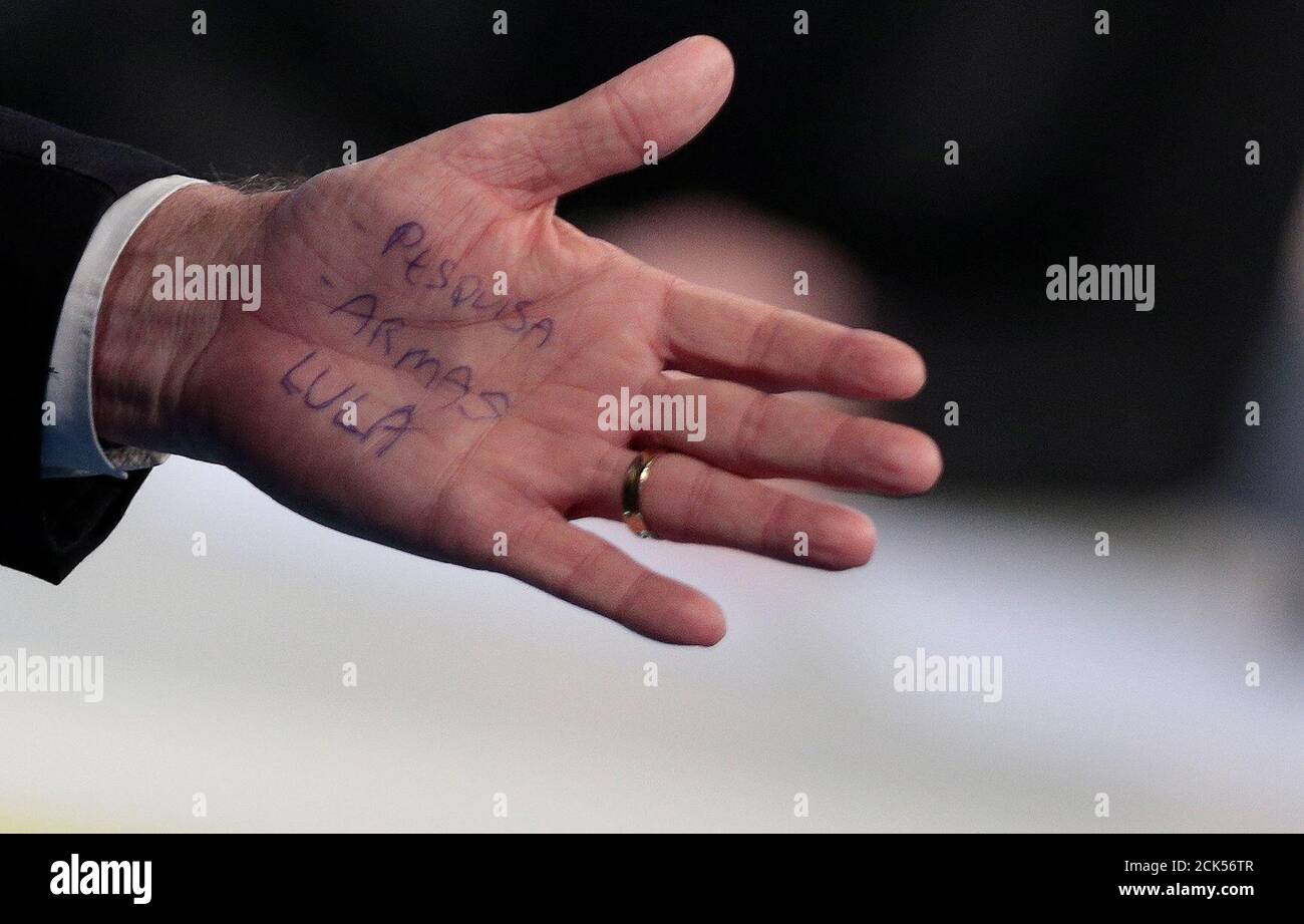 Lula hand sign hi-res stock photography and images - Alamy