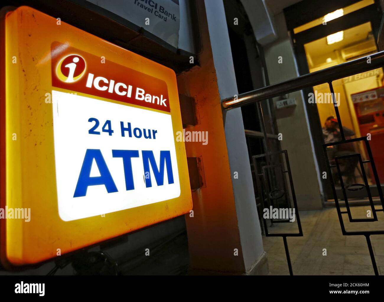 India bank teller hi-res stock photography and images - Alamy