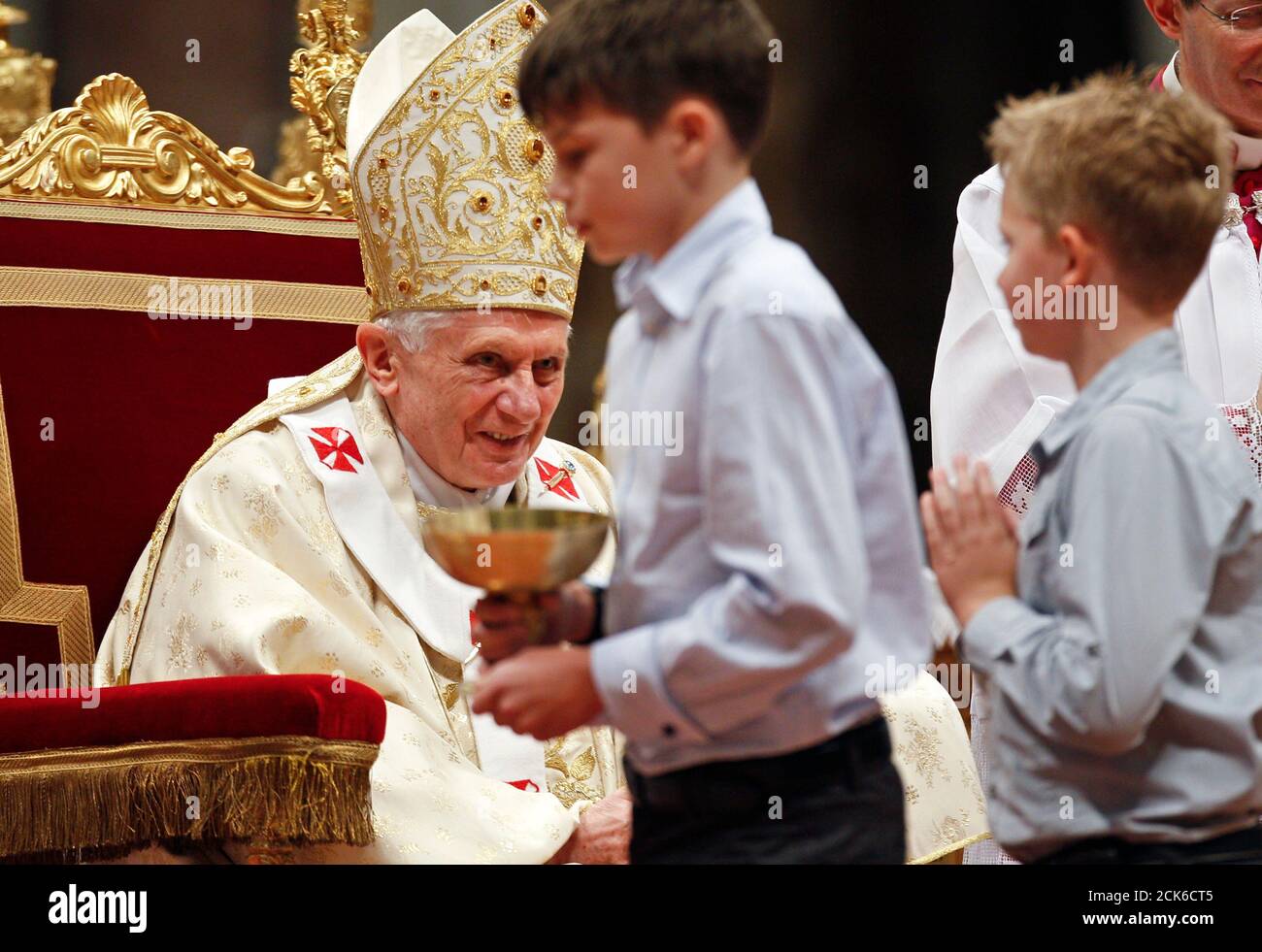 Offertory at mass hi-res stock photography and images - Alamy