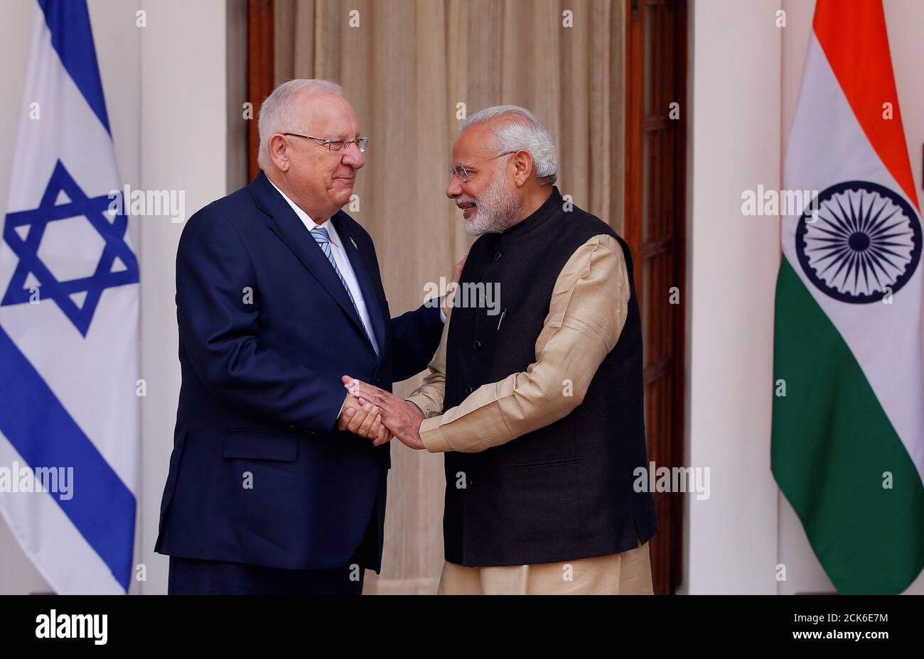 Handshake meeting india hi-res stock photography and images - Alamy