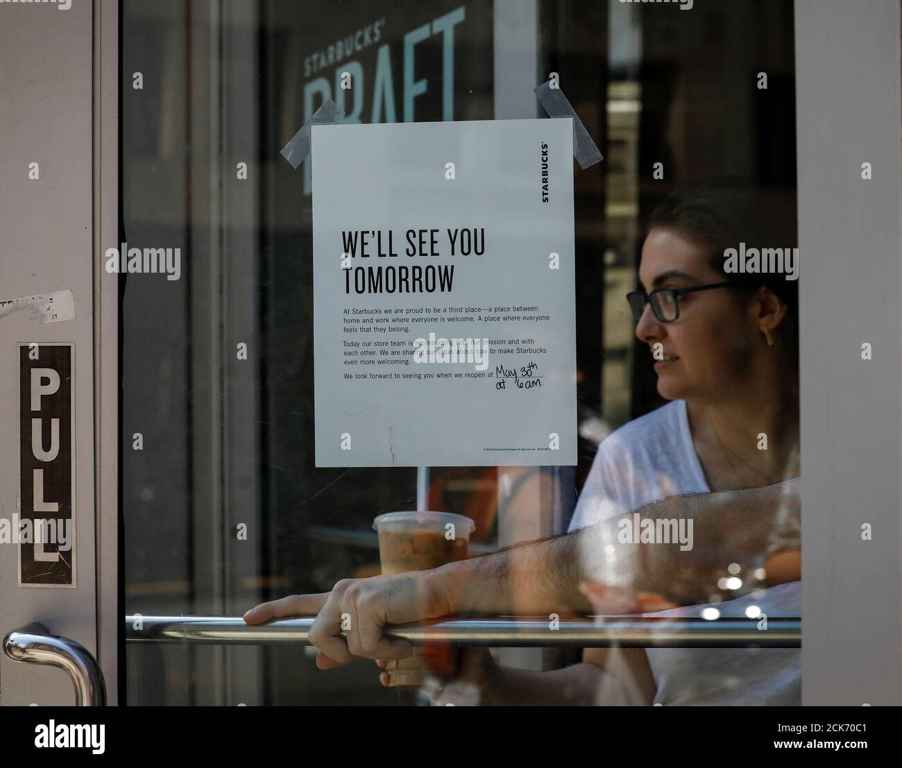 Closing coffee shop hi-res stock photography and images - Alamy