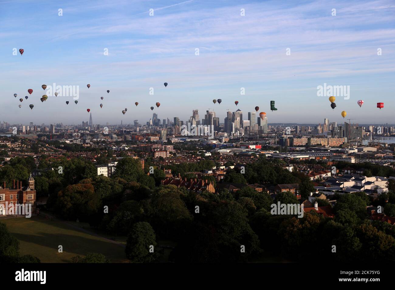 Hot air balloons fly over london hi-res stock photography and images ...