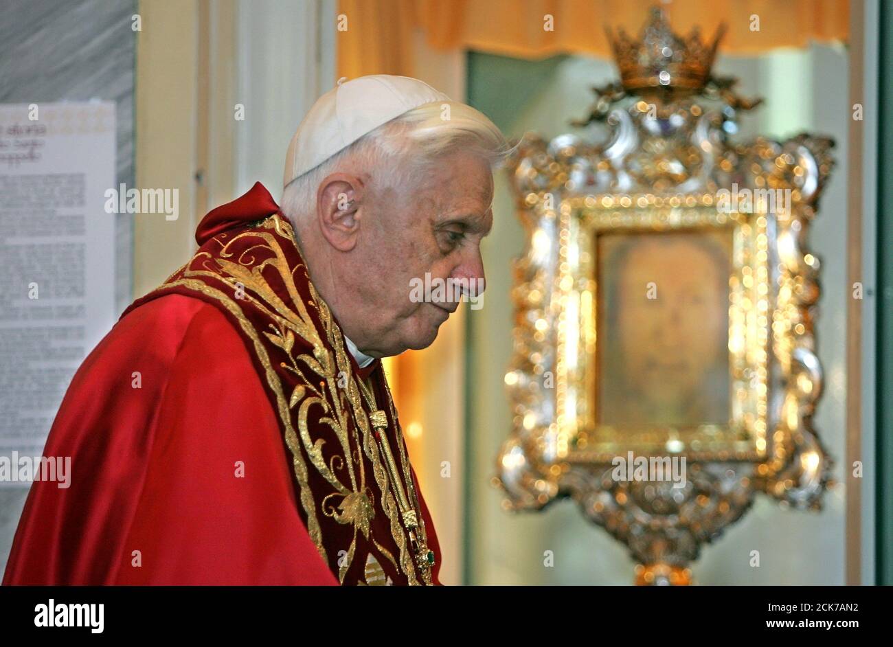 Veil of manoppello hi-res stock photography and images - Alamy