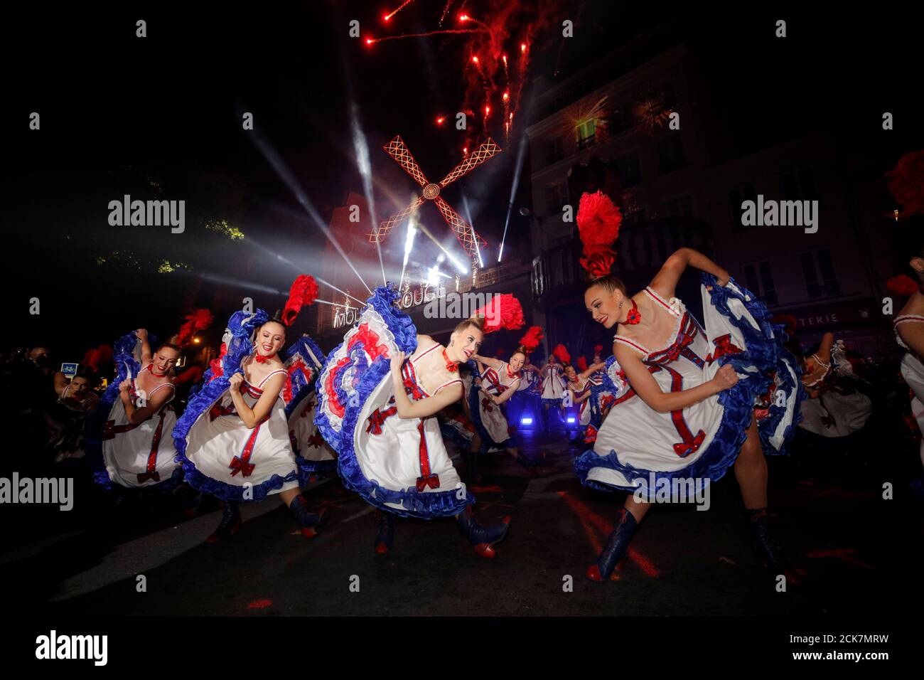 Dancers moulin rouge in paris hi-res stock photography and images - Alamy
