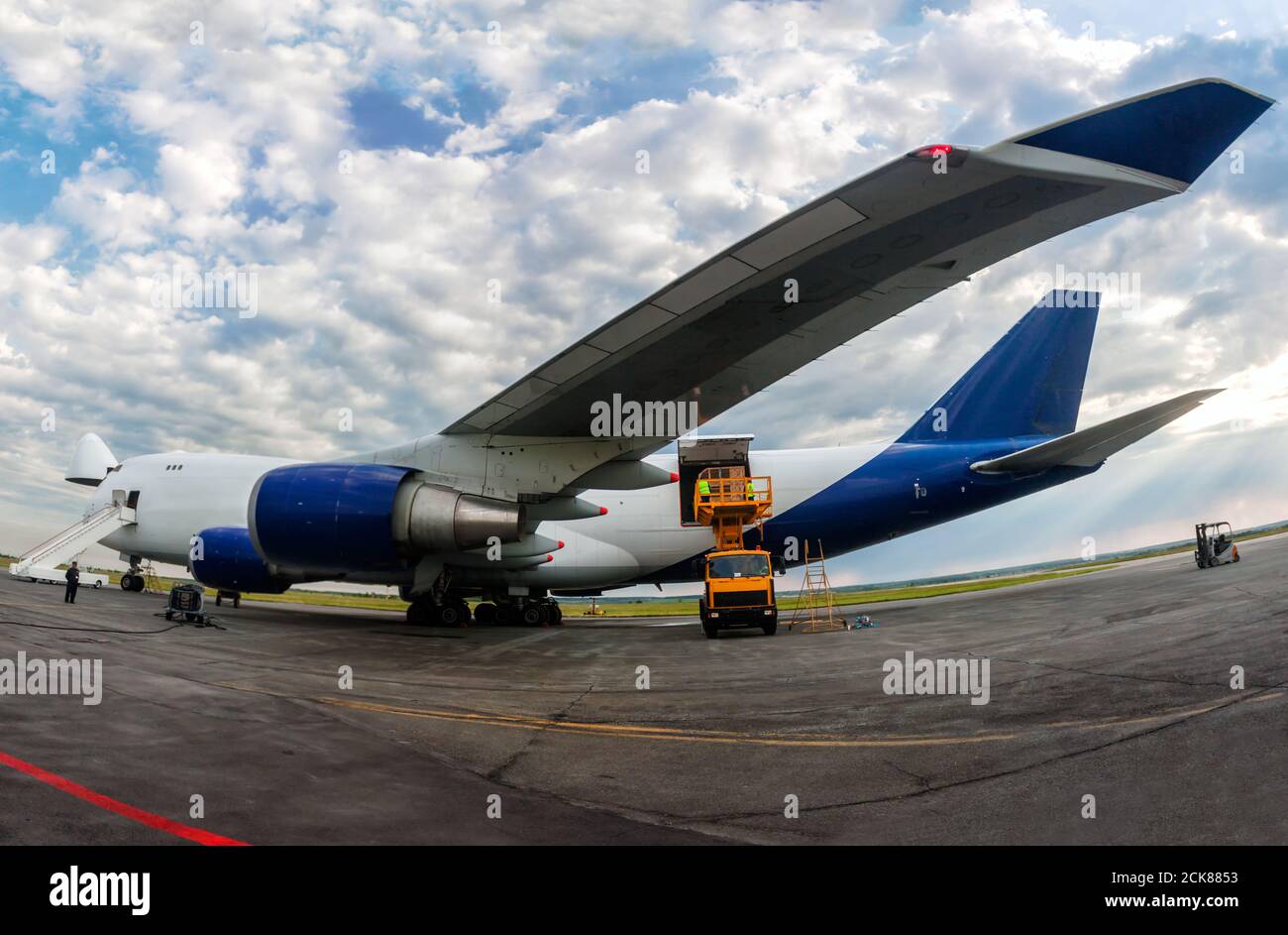 Unloading wide body cargo airplane Stock Photo - Alamy