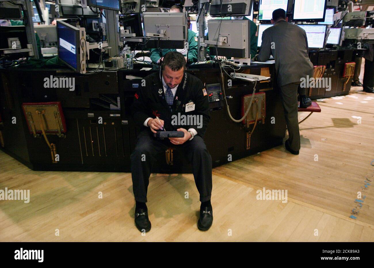 New york stock exchange floor traders hi-res stock photography and ...