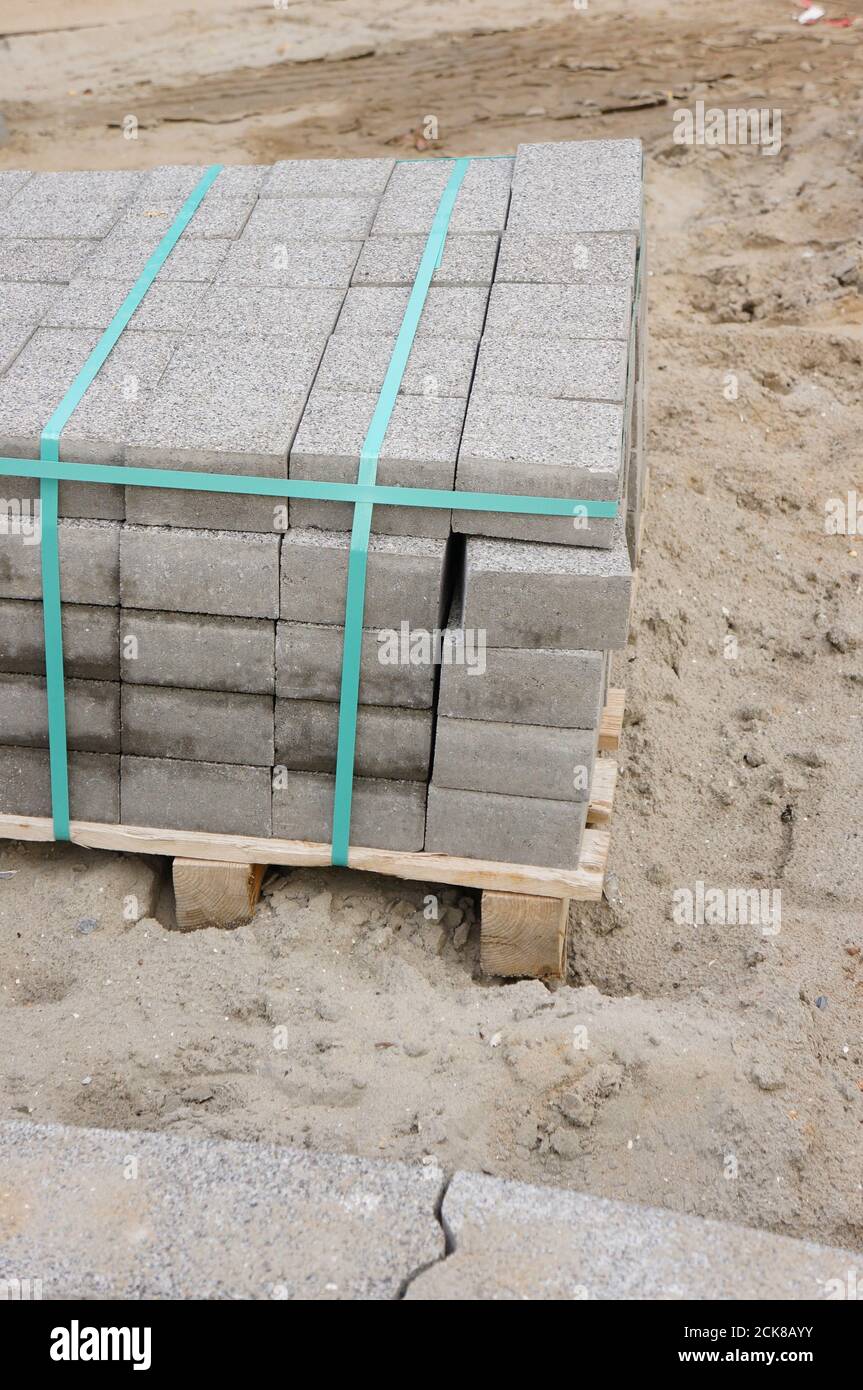 Bricks on a wooden pallet hi-res stock photography and images - Alamy