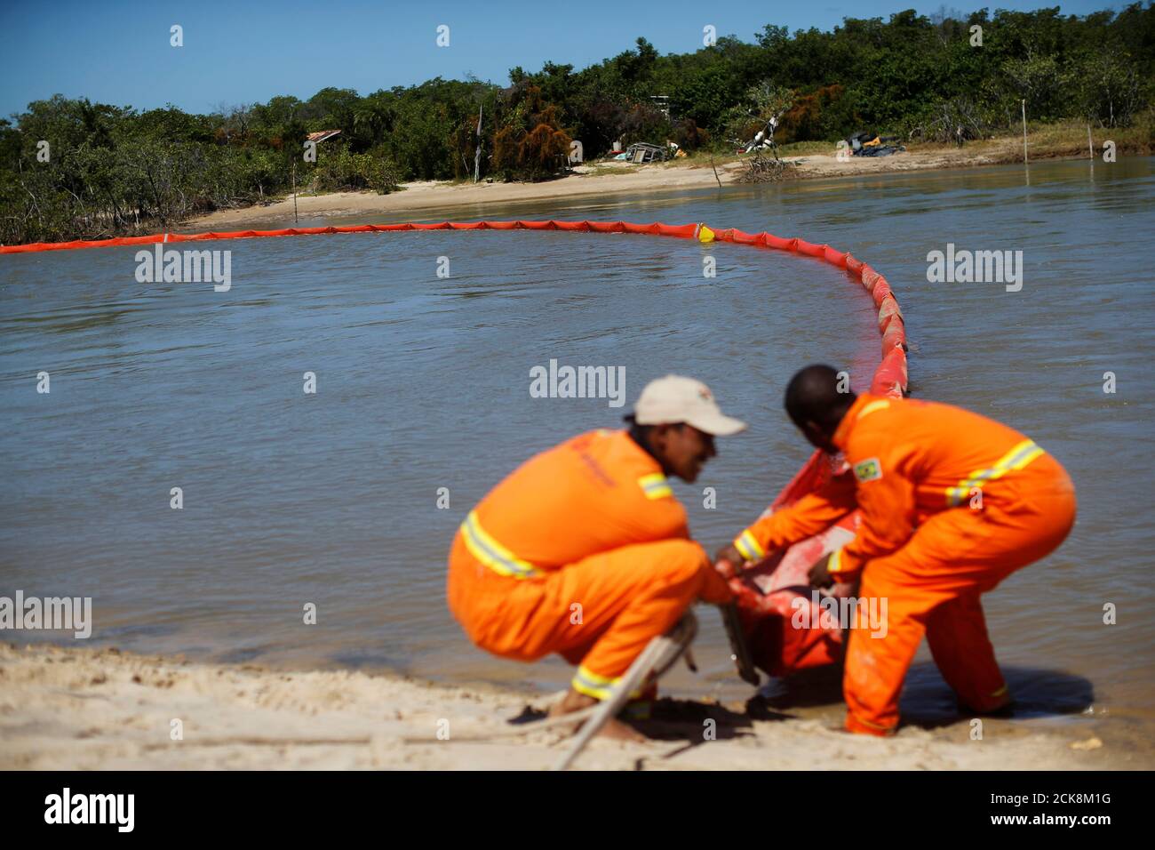 Oil containment booms hi-res stock photography and images - Alamy