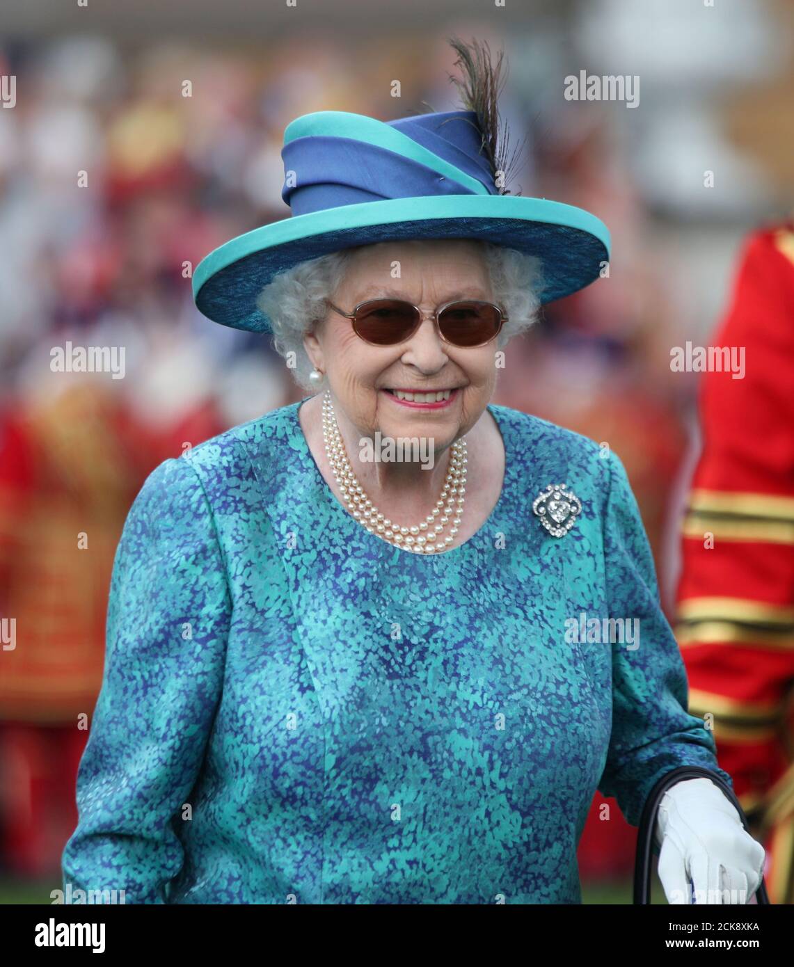 Queen elizabeth garden party buckingham hi-res stock photography and ...