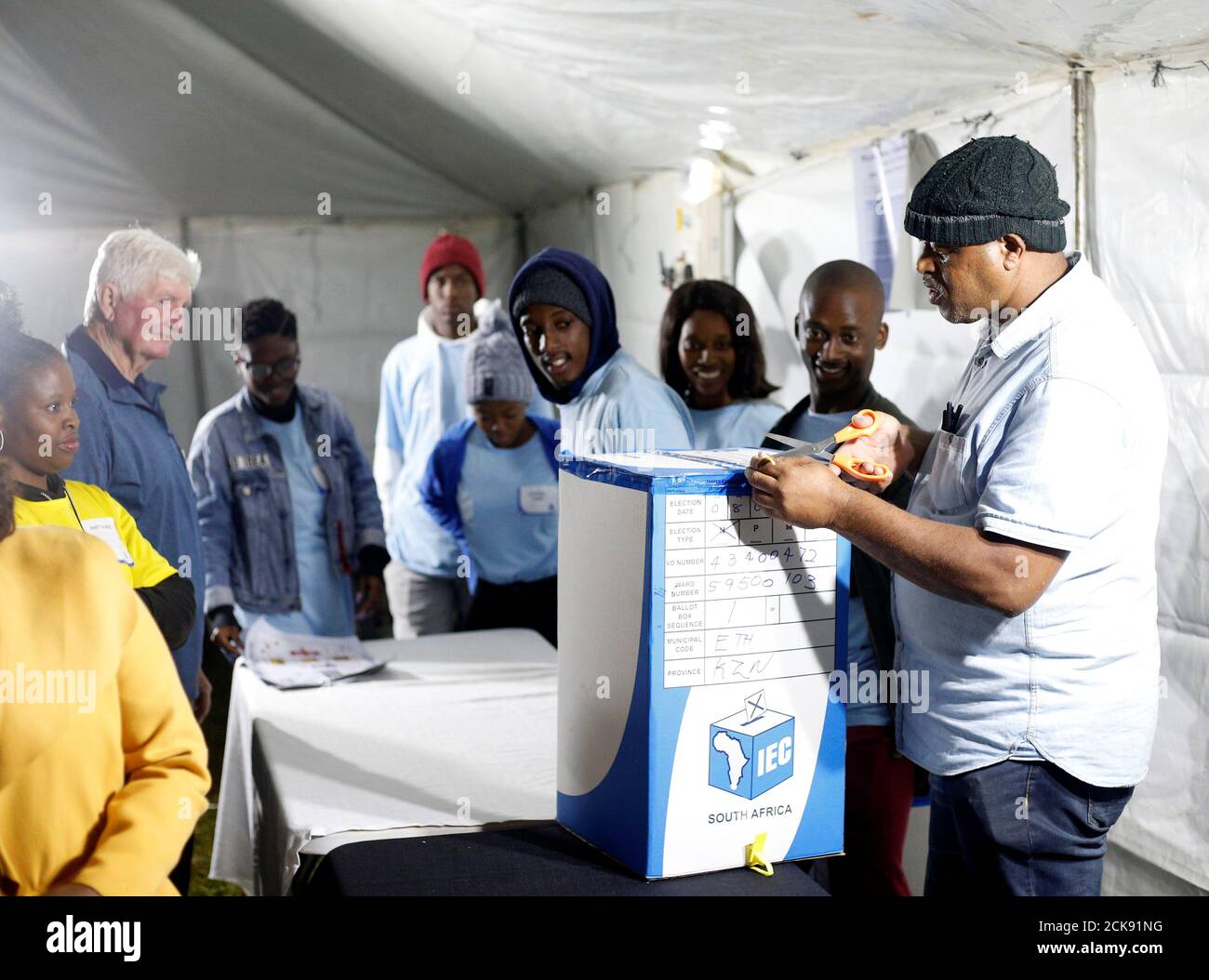 Counting votes africa hi-res stock photography and images - Alamy