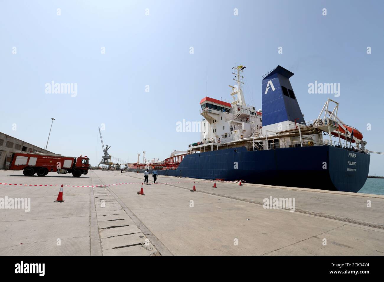 Tanker docks hi-res stock photography and images - Alamy