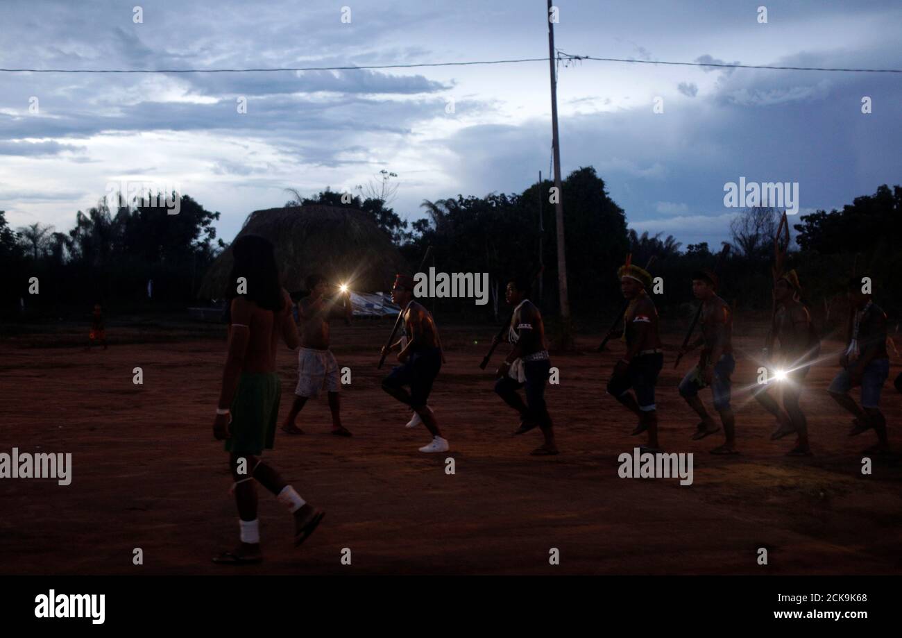 Xingu tribe dance hi-res stock photography and images - Alamy