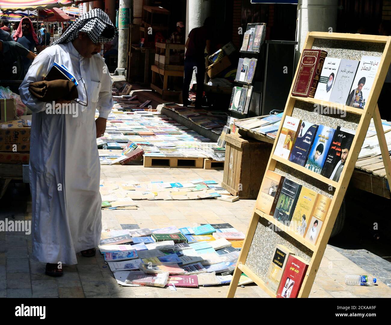 Mutanabbi street hi-res stock photography and images - Alamy
