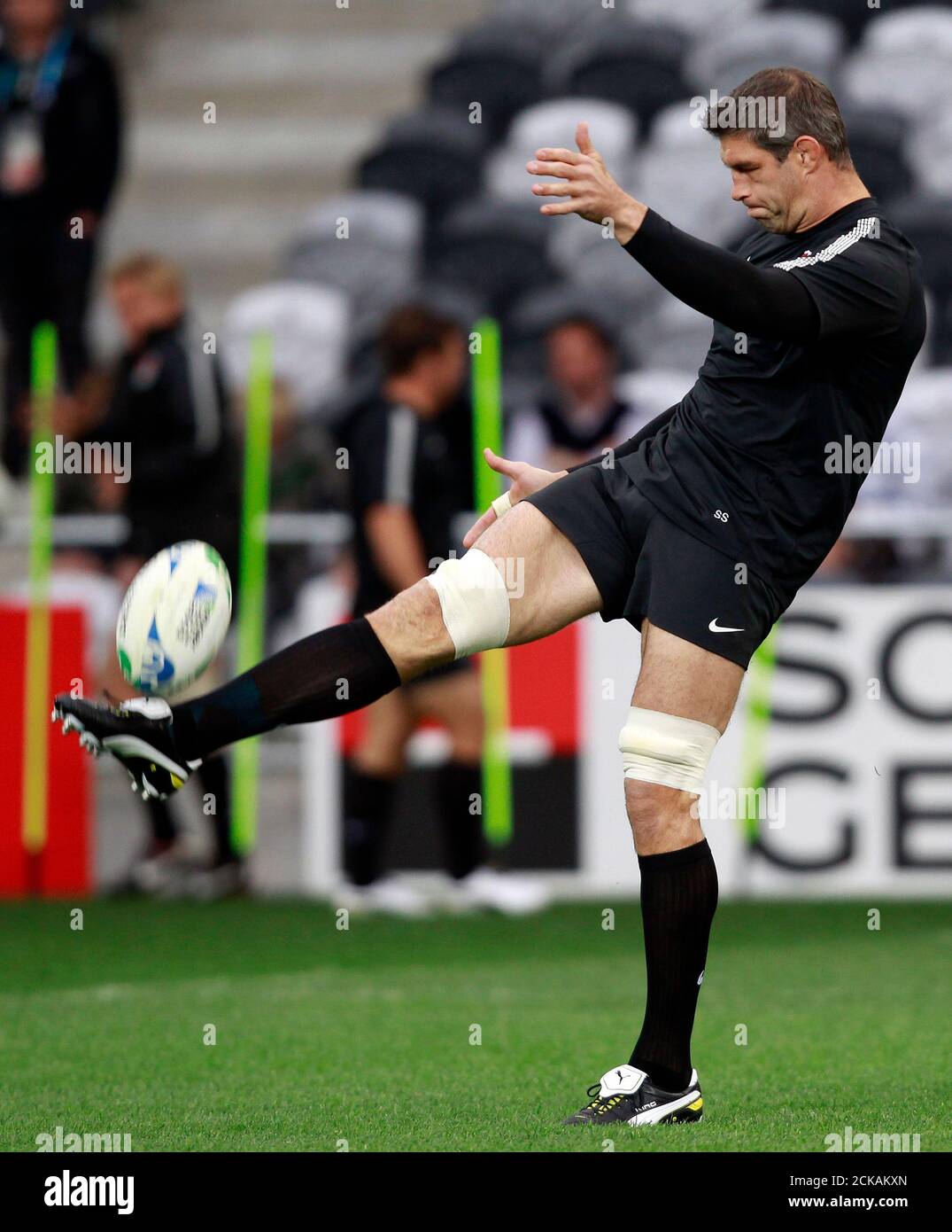 Simon shaw england rugby 2011 hi-res stock photography and images - Alamy