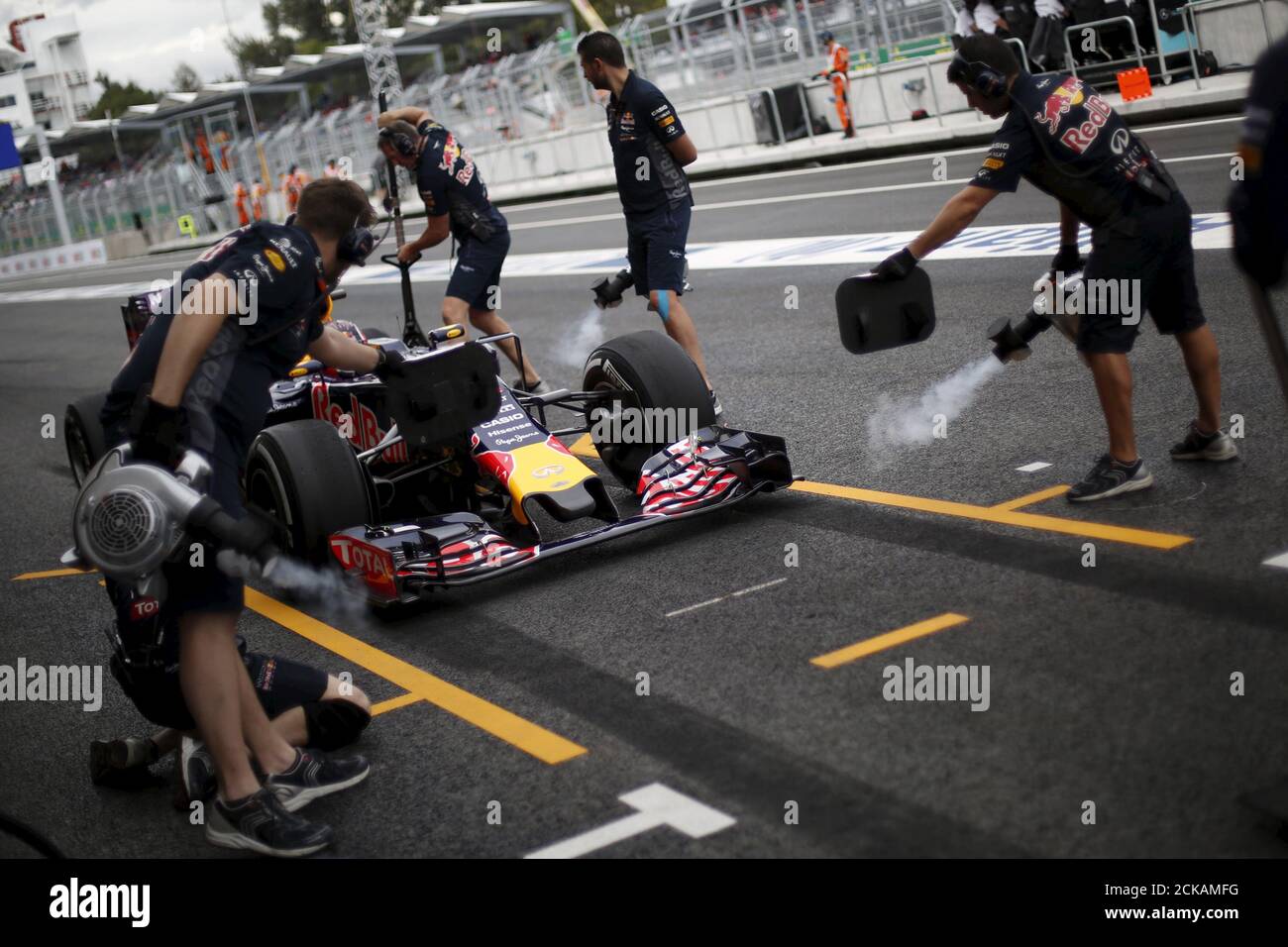 Red Bull F1 Pit Team High Resolution Stock Photography and Images - Alamy