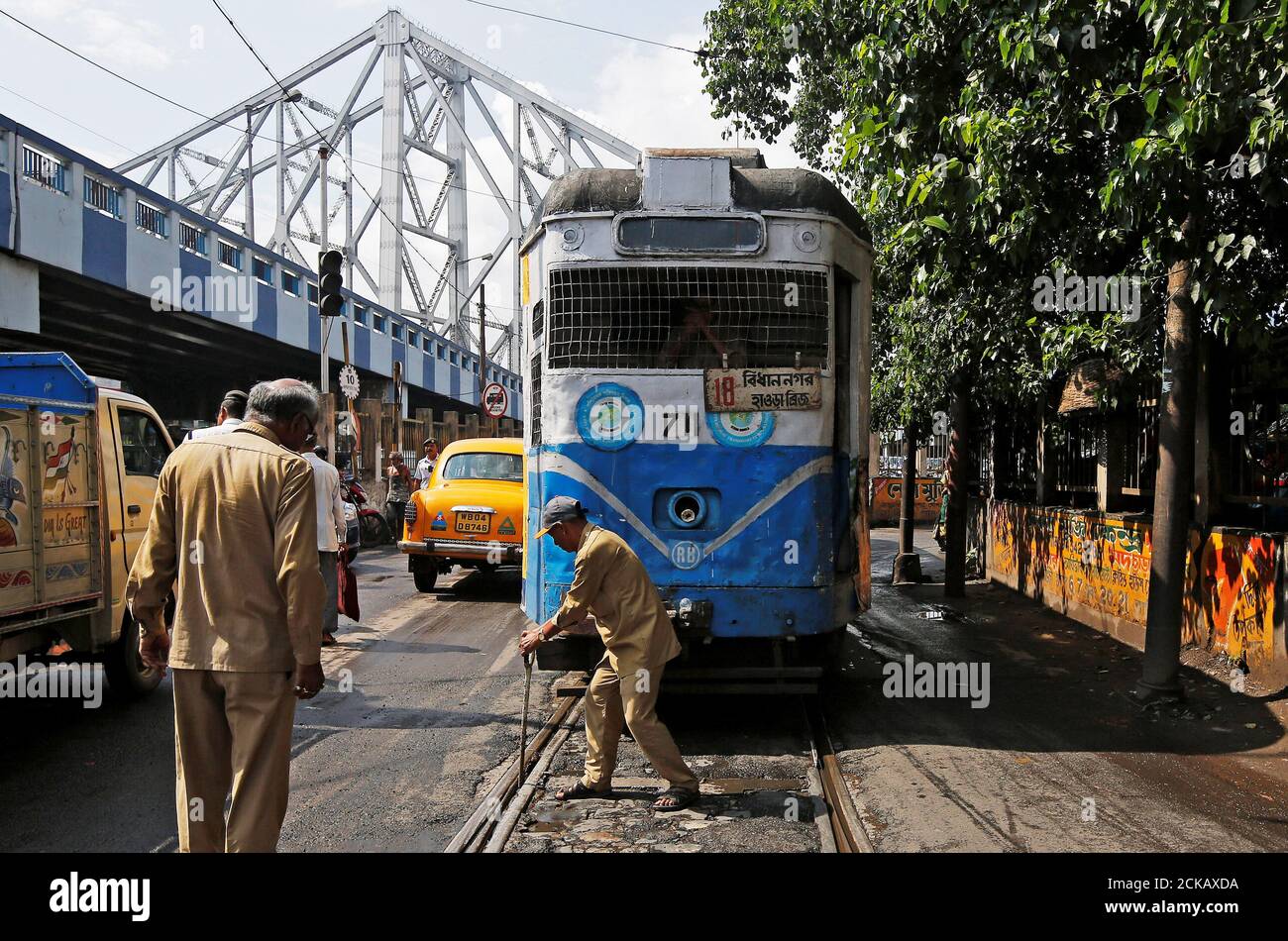 Kolkata calcutta transport system hi-res stock photography and images ...