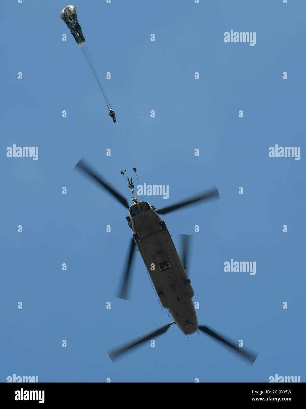 Chinook parachute hi-res stock photography and images - Alamy