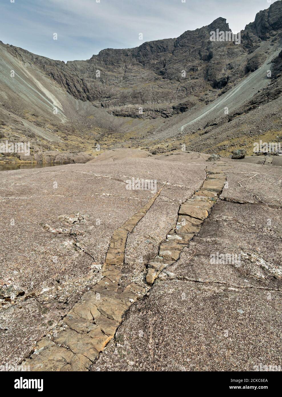 Igneous intrusion in glacial smoothed rock on the lip of Coire Lagan ...