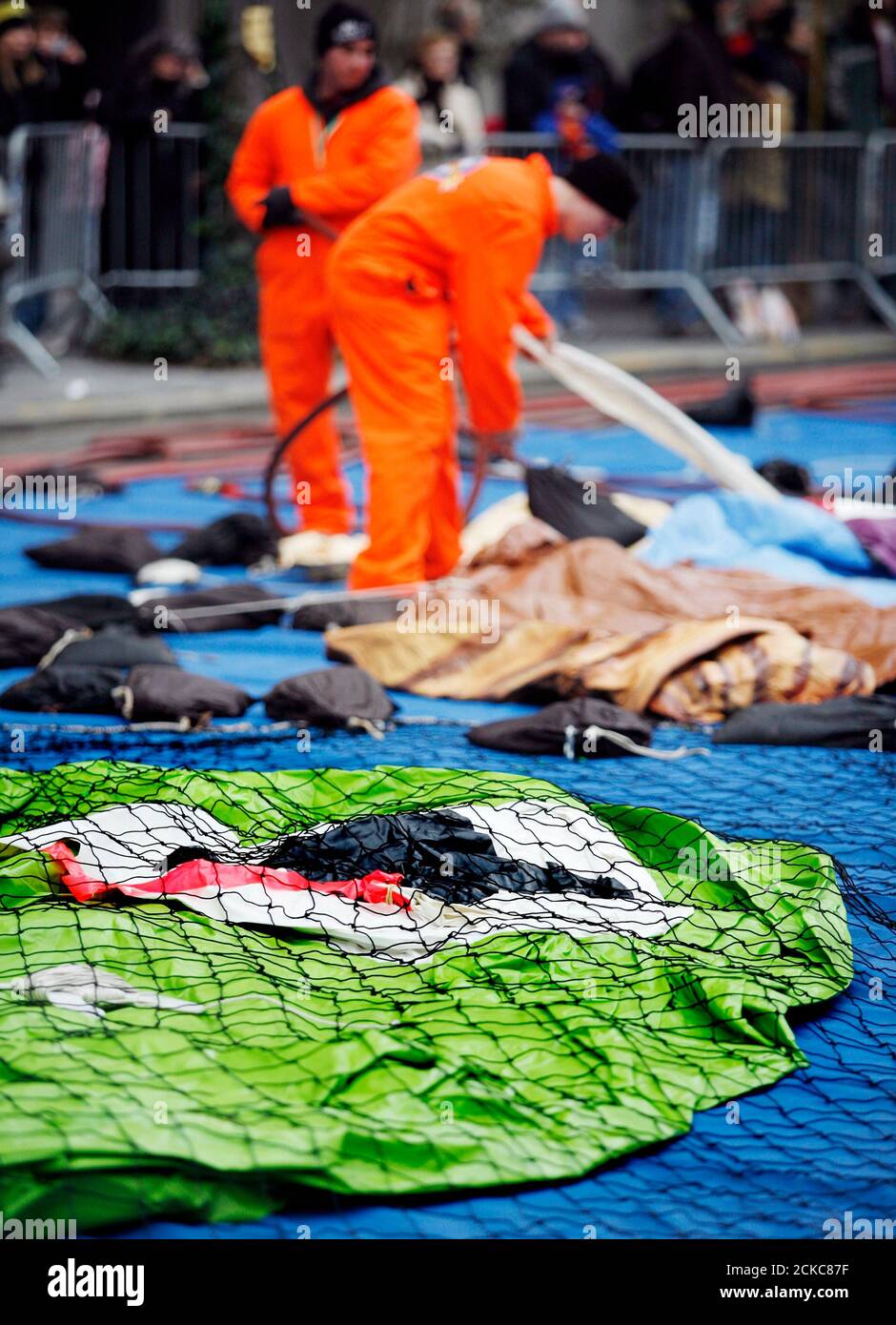Macys thanksgiving day parade kermit hi-res stock photography and ...