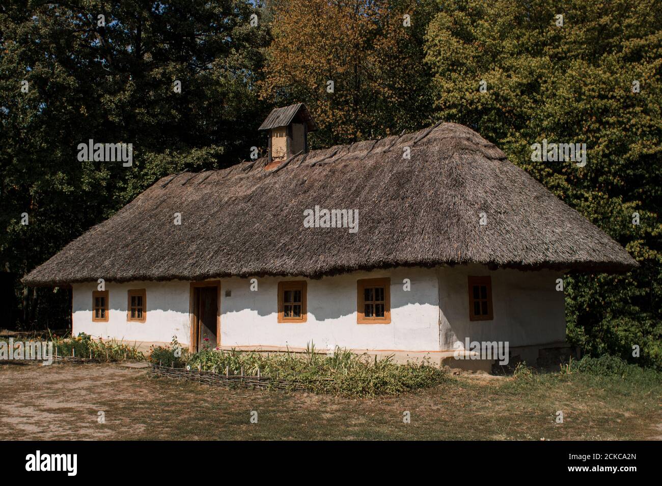 a white slavic house with a thatched roof Stock Photo - Alamy