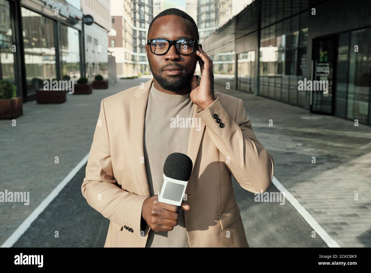 Standing holding looking at camera journalist hi-res stock photography ...