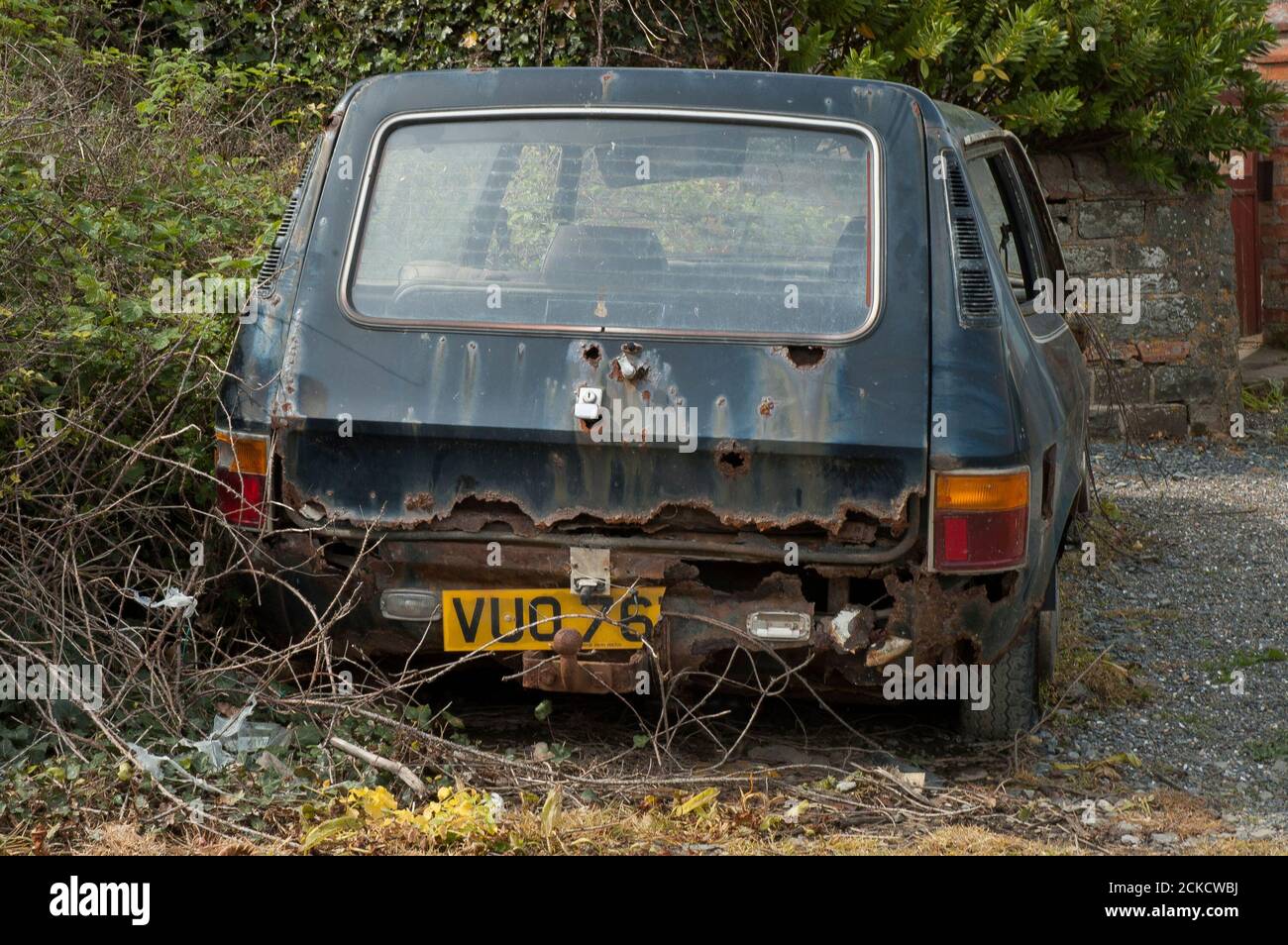 An abandoned and decaying Austin Allegro Estate car Stock Photo - Alamy