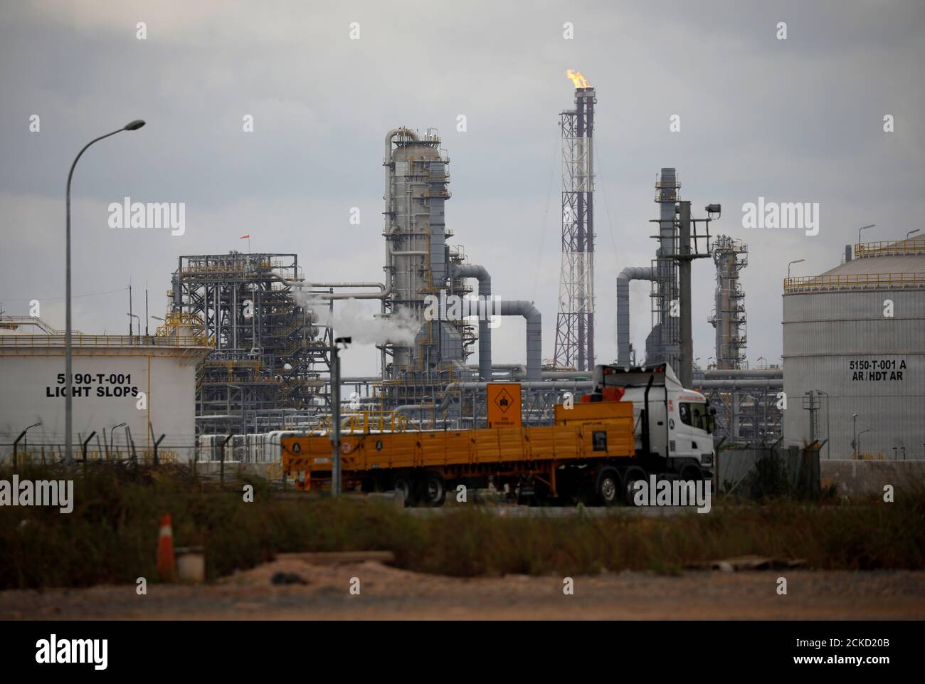 Malaysia oil refinery hi-res stock photography and images - Alamy