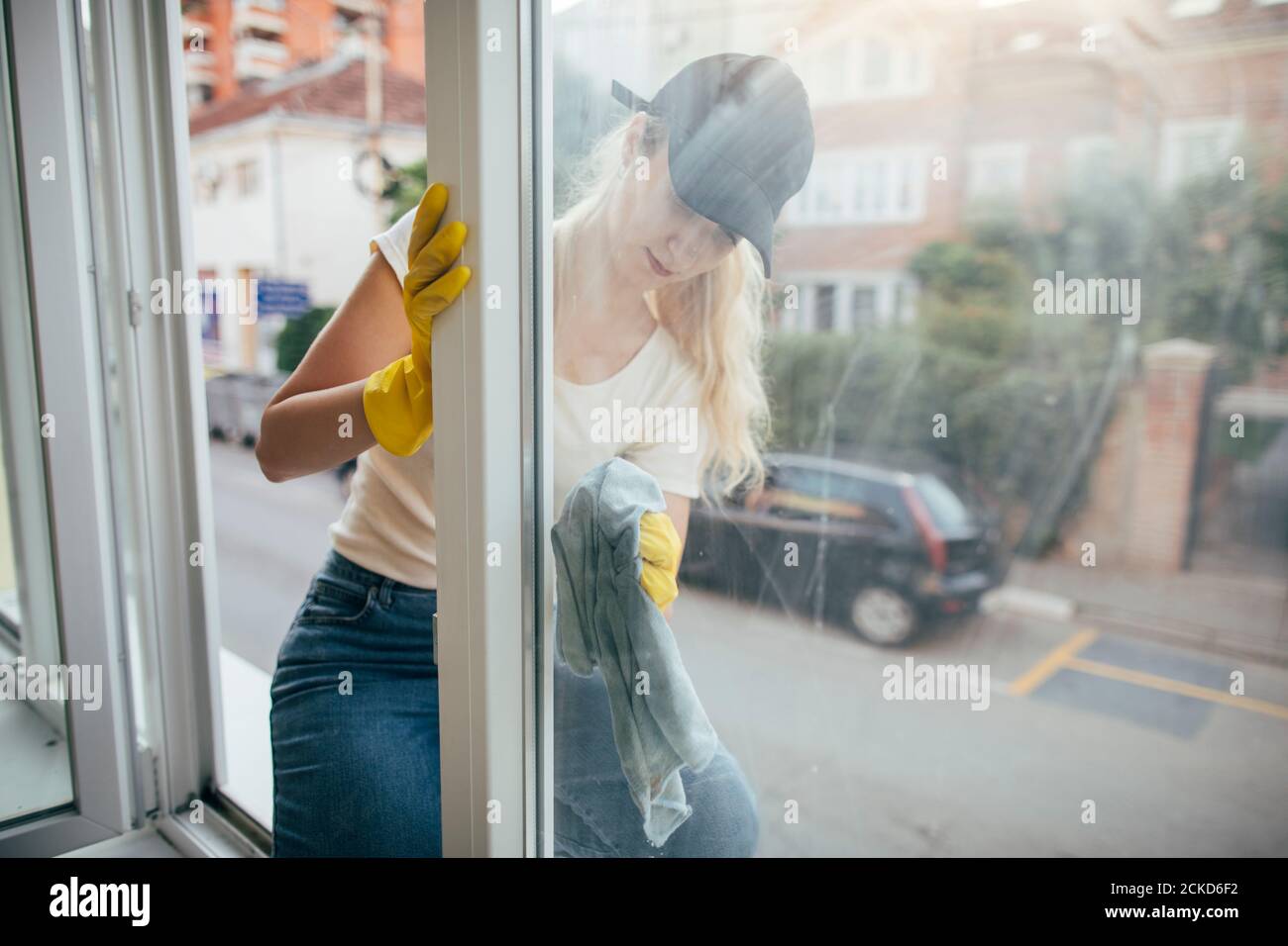Woman cleaning windows glass hi-res stock photography and images - Alamy