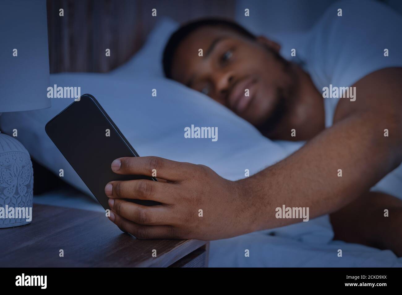 Man phone bed night hi-res stock photography and images - Alamy