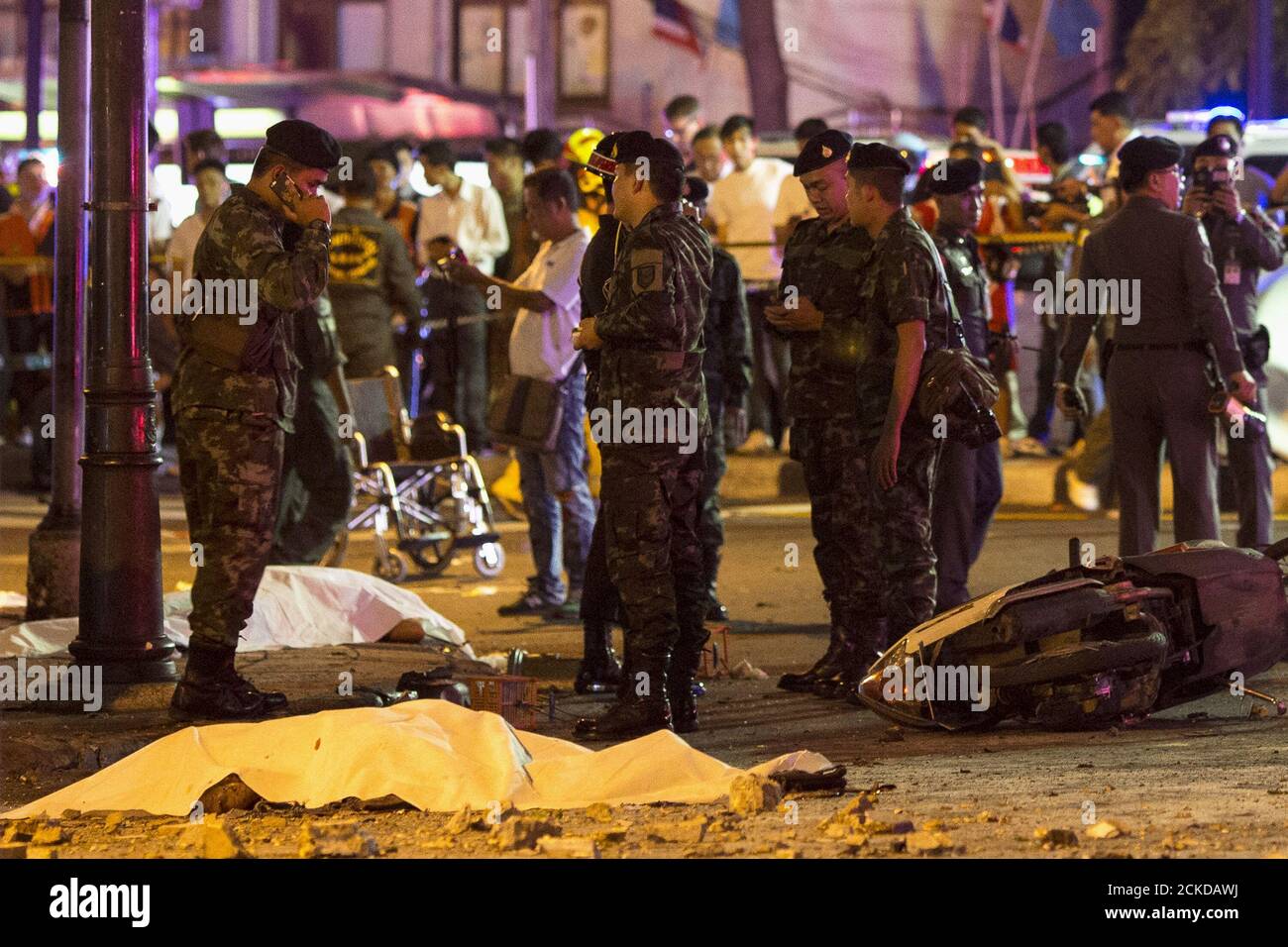 White sheet covered bodies hi-res stock photography and images - Alamy