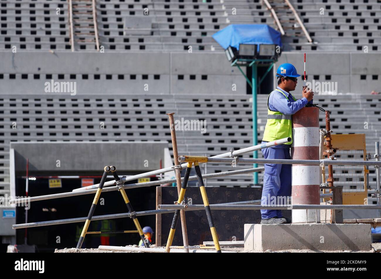 Qatar stadium workers hi-res stock photography and images - Alamy