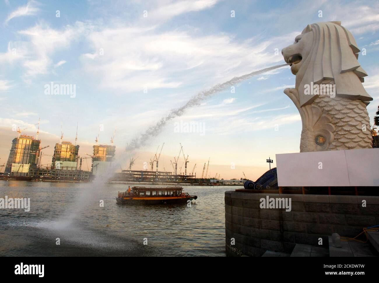 Merlion in singapore mouth singapore hi-res stock photography and ...