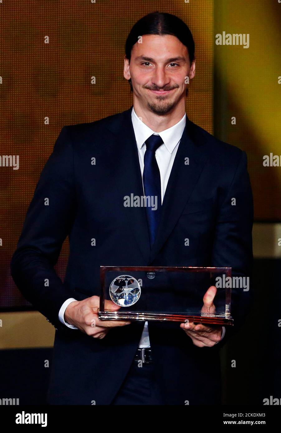 Zlatan ibrahimovic trophy hi-res stock photography and images - Alamy