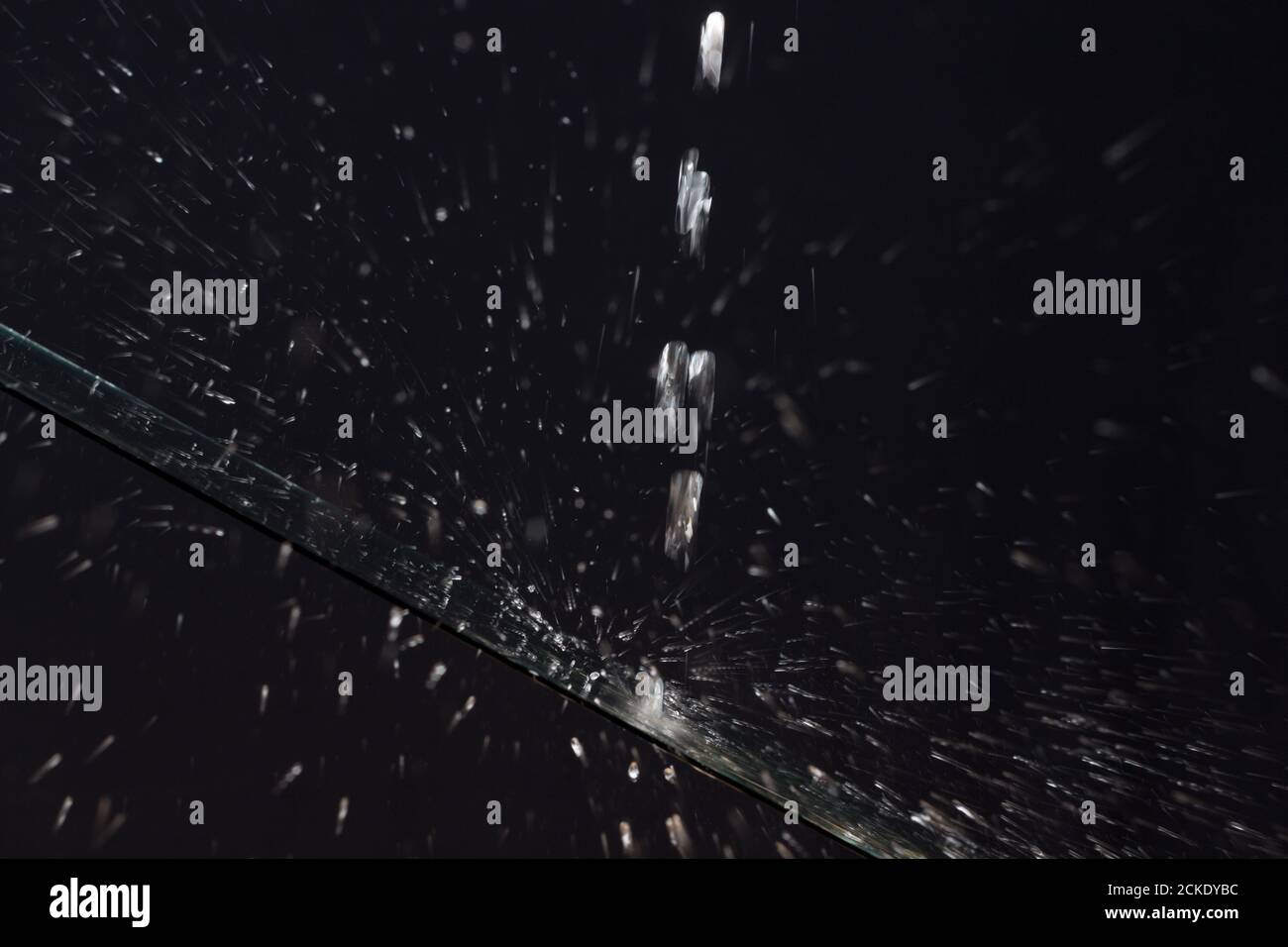 Water falling on a glass and generating a big splash and splash on a ...