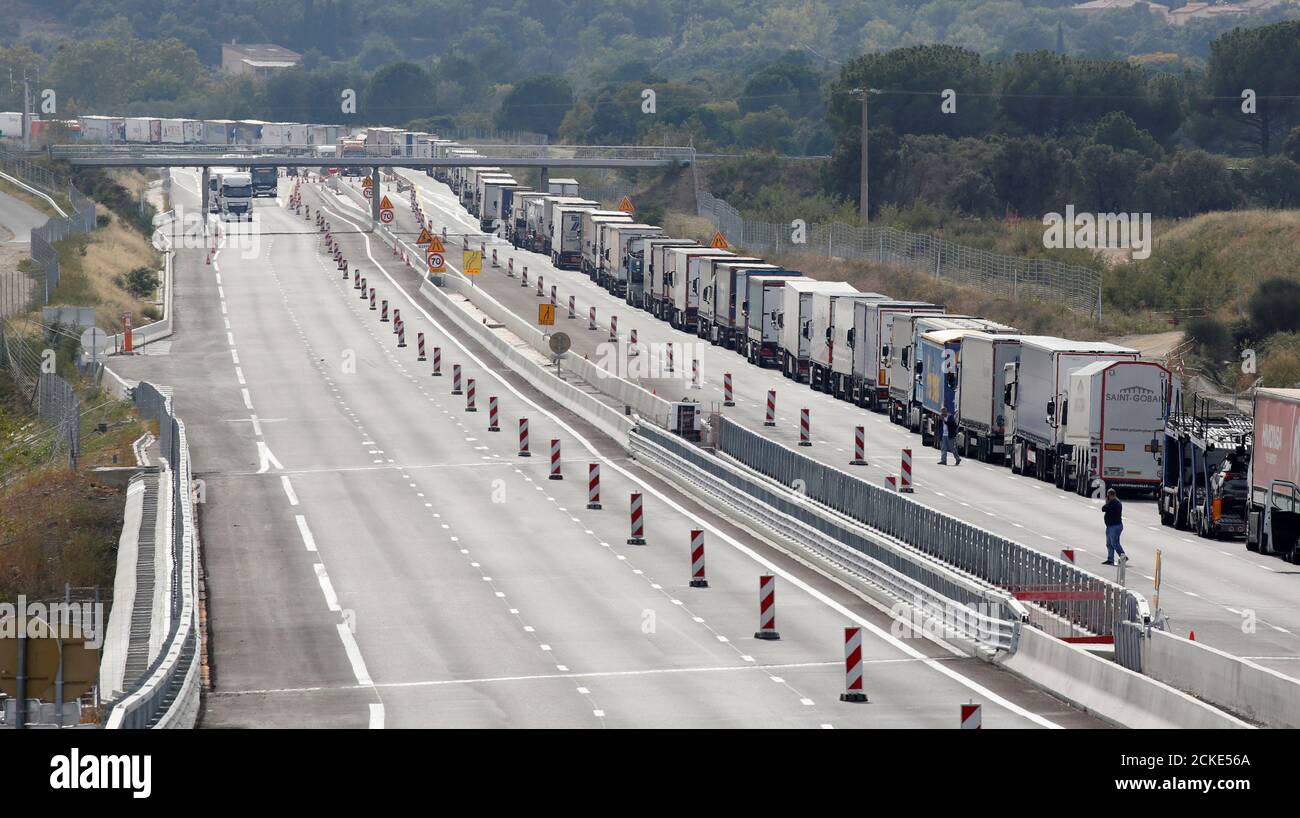 Spain france border lorries hi-res stock photography and images - Alamy