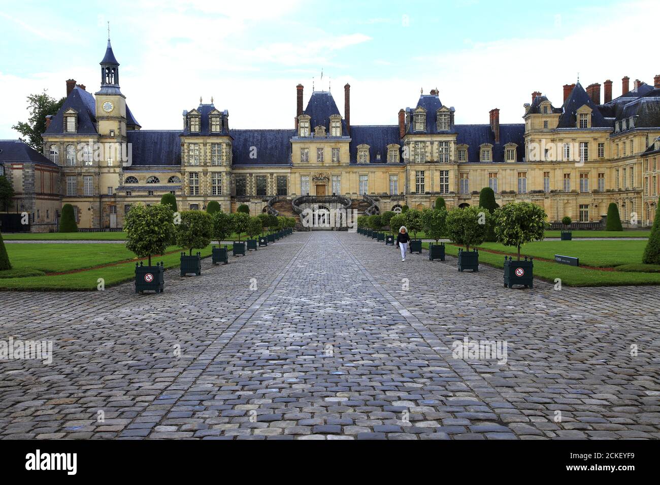France fontainebleau castle main hi-res stock photography and images ...