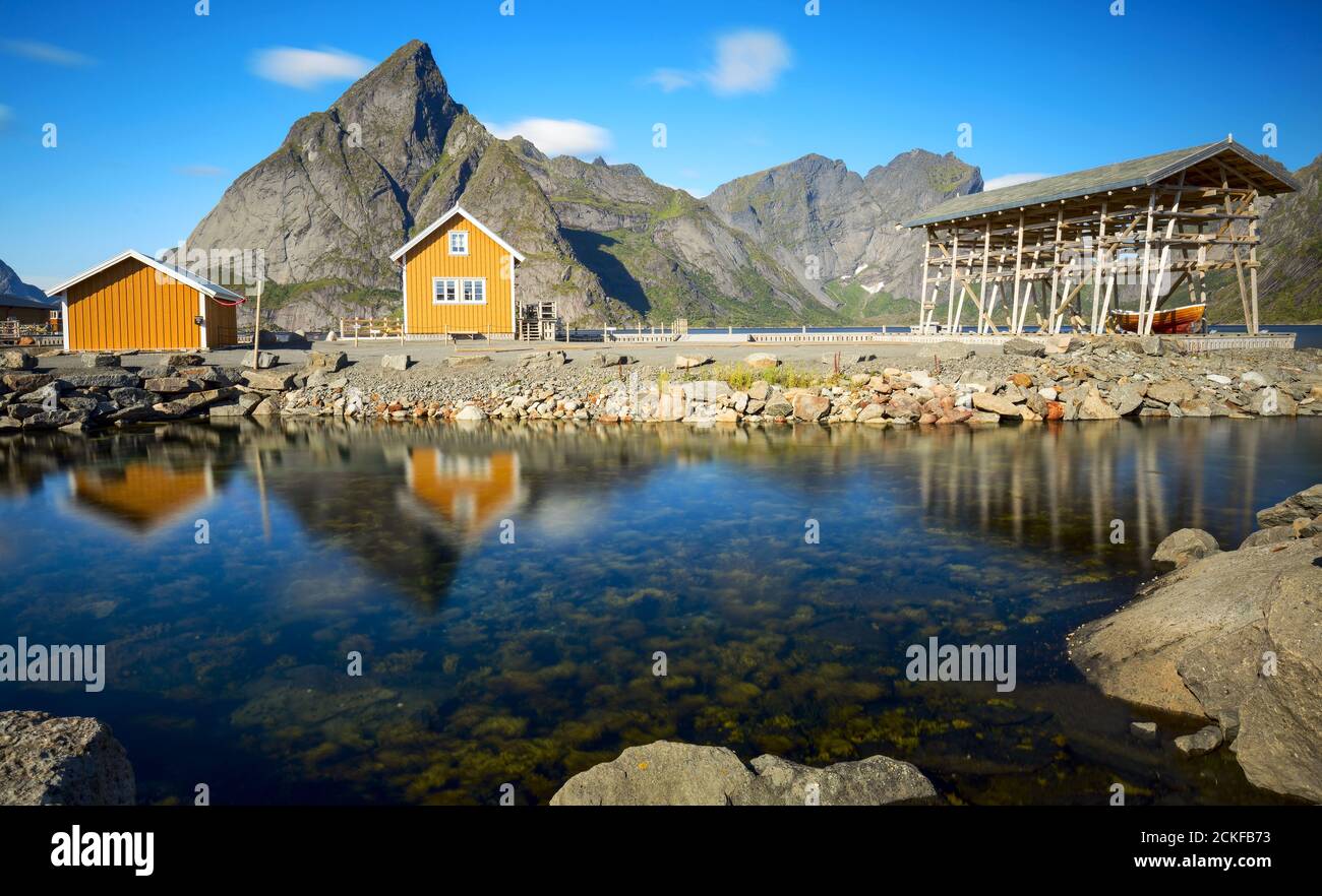 Traditional yellow rorbu house in drying flakes for stockfish cod fish ...