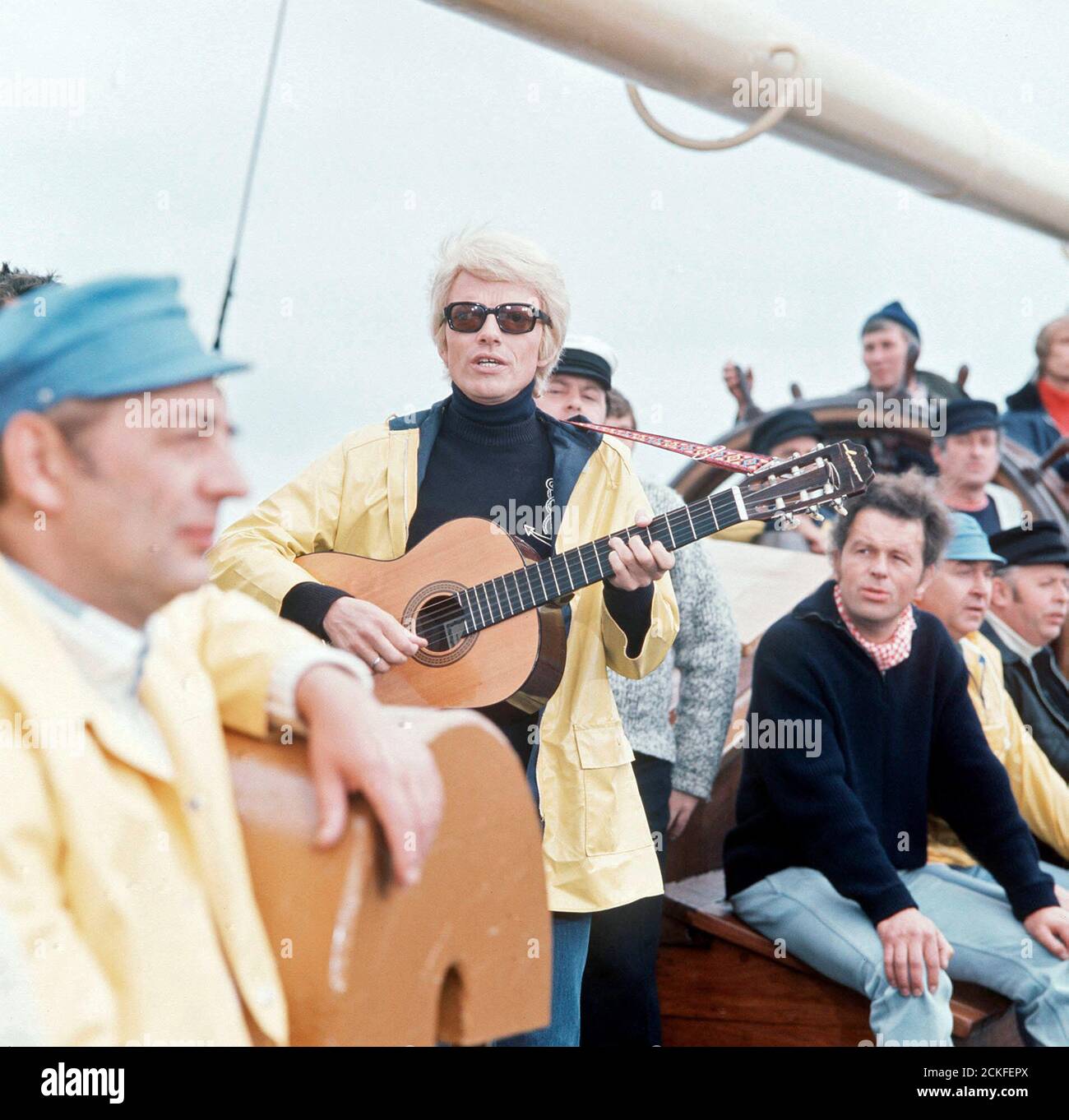 Deutscher Sänger HEINO mit Gitarre bei einem Auftritt, um 1977. German ...