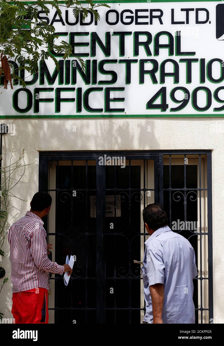 Indian workers in saudi arabia hi-res stock photography and images - Alamy