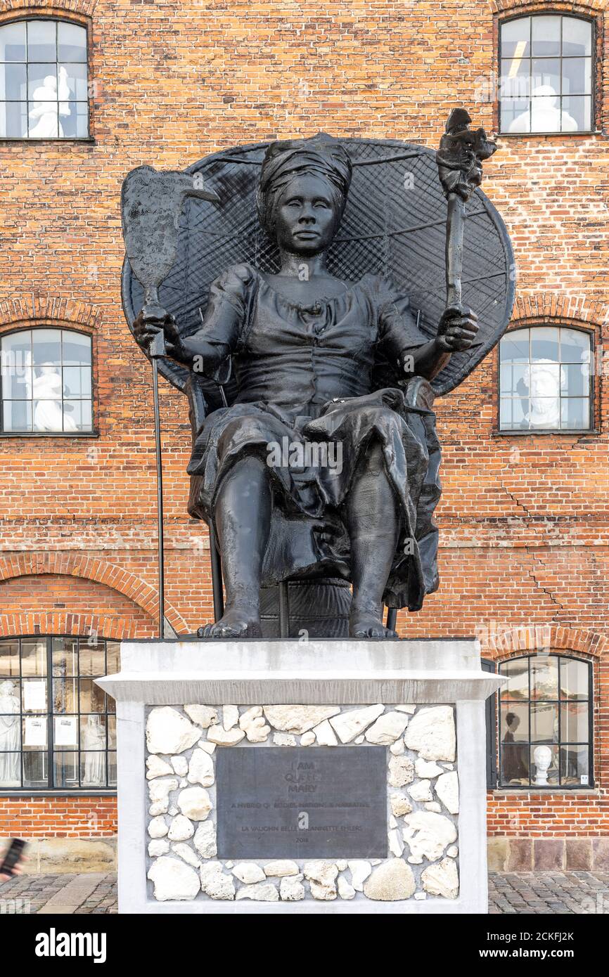 I am queen mary statue hi-res stock photography and images - Alamy